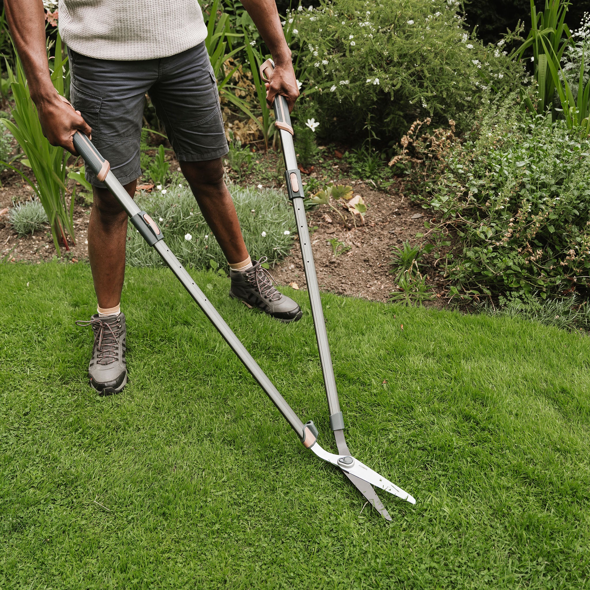 Kent & Stowe SureCut Adjustable Height Lawn Shears - Cutting