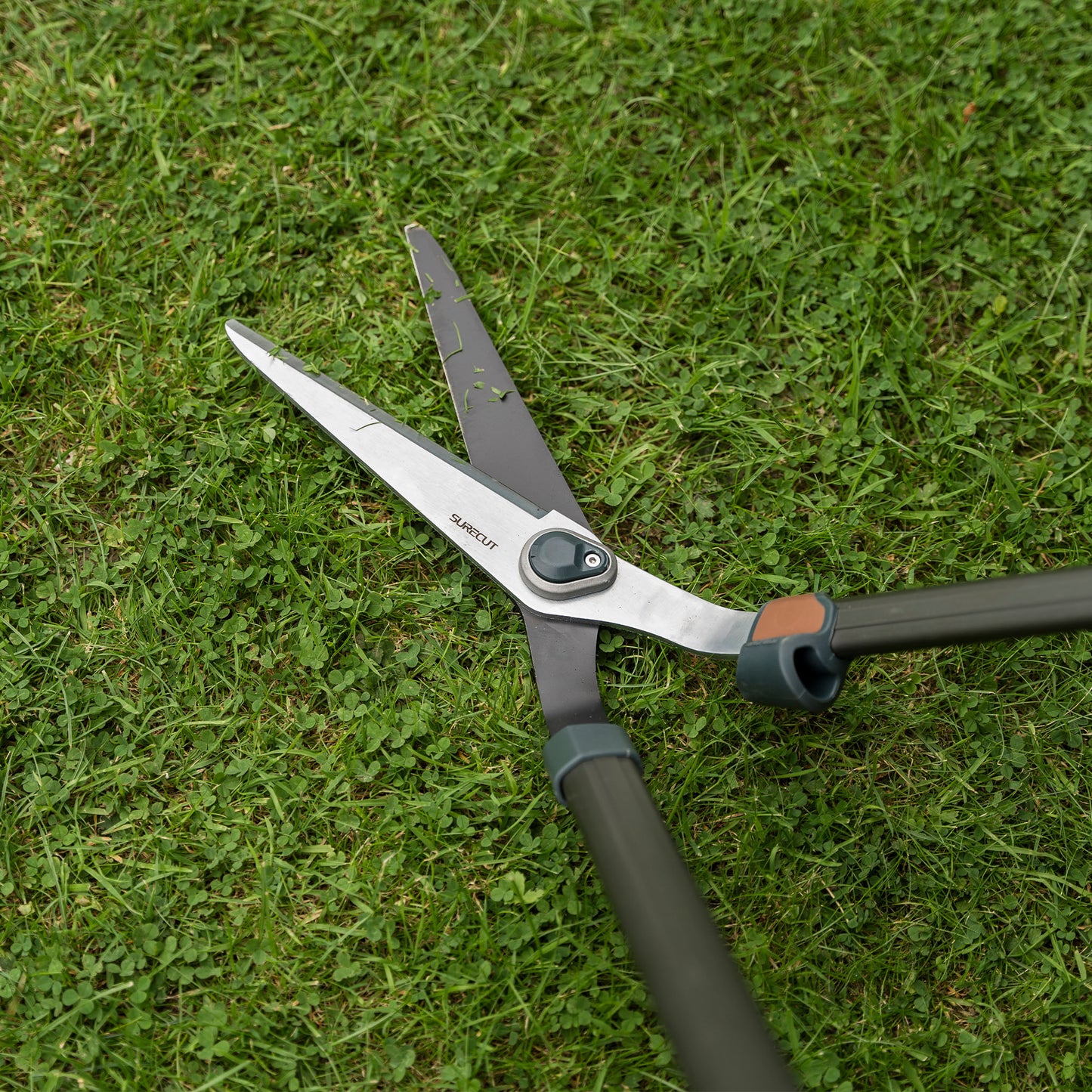 Kent & Stowe SureCut Adjustable Height Lawn Shears - Cutting